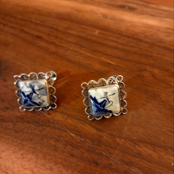 royal delft | Jewelry | Vintage Royal Delft Screwon Earrings | Poshmark